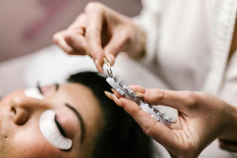 Eyelash Extension Course UK | How to Choose Your Training 2026